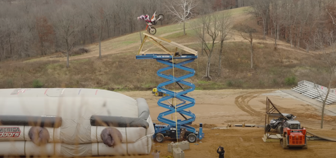 Vidéo : Le trick fou de Travis Pastrana sur un treuil XXL