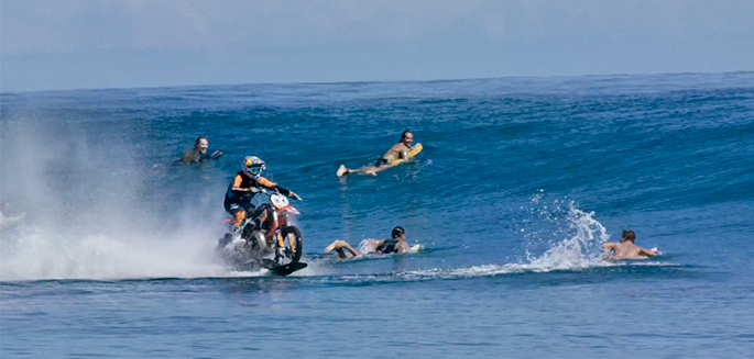 Robbie Maddison surfe une vague en FMX