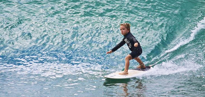 À 5 ans, Stevie Roberson est meilleur que toi en surf