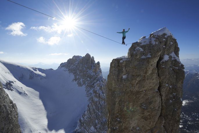 World's first : highline extrême entre les tours Vajolet en Italie