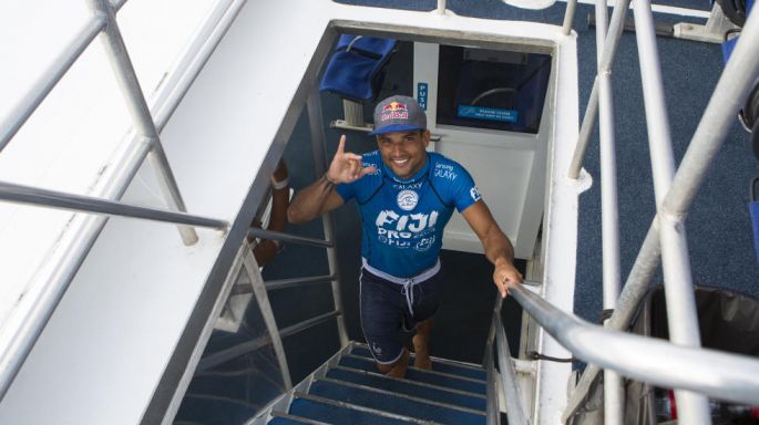 FIJI PRO - LES TÊTES DE SÉRIE PRENNENT L'EAU À CLOUDBREAK