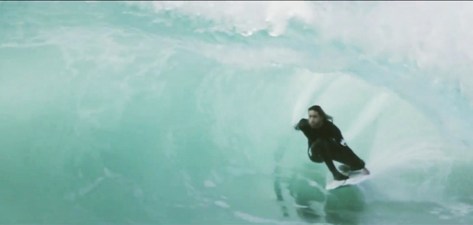 Le surfeur Josh Sleep vit dans une bulle