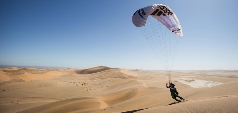 JB Chandelier et Tim Alongi survolent le désert de Namibie