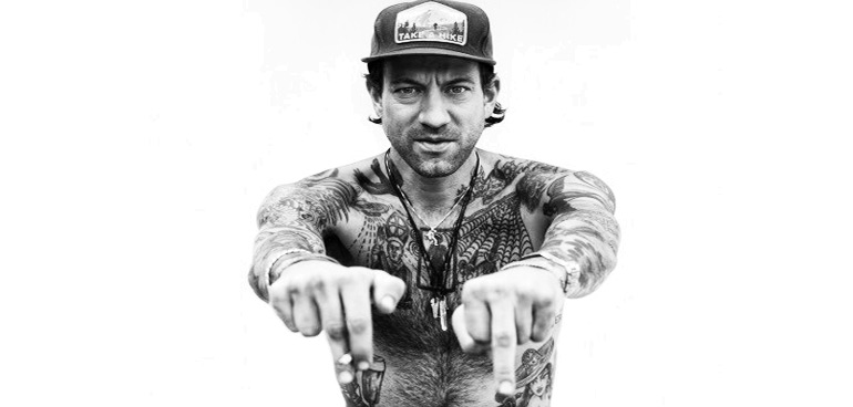 Brian Anderson fait son coming-out et annonce qu'il est gay