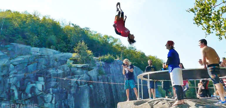Folle session de cliff jumping depuis un trampoline
