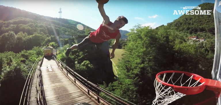 Une session de basket freestyle sur un train en marche
