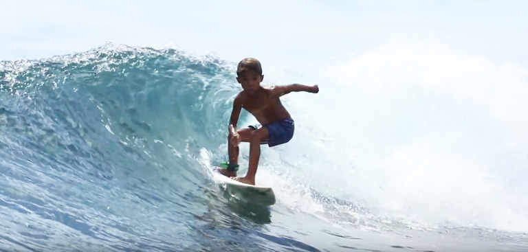 À 6 ans, Kai Kai est le nouveau prodige du surf aux Philippines