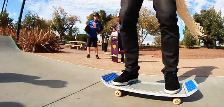 Braille Skateboarding teste une planche en Lego