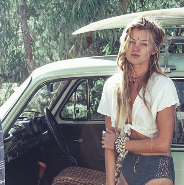 Imogen Caldwell, la pinup qui sait aussi surfer