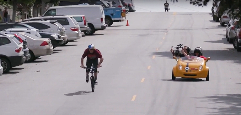 Mike Hucker Clark descend une route à 90 km/h en hang 5