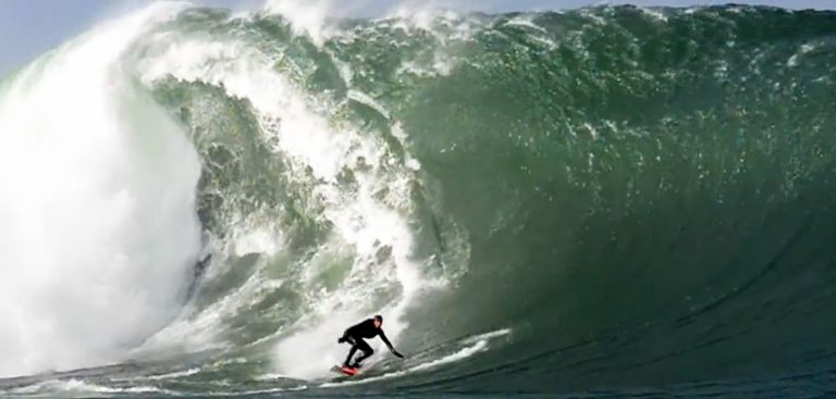 Big wave : le wipe-out qui a failli coûter la vie à Tom Lowe