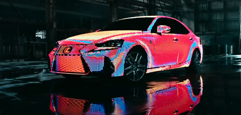 Insolite : cette voiture constituée de LED va vous éblouir