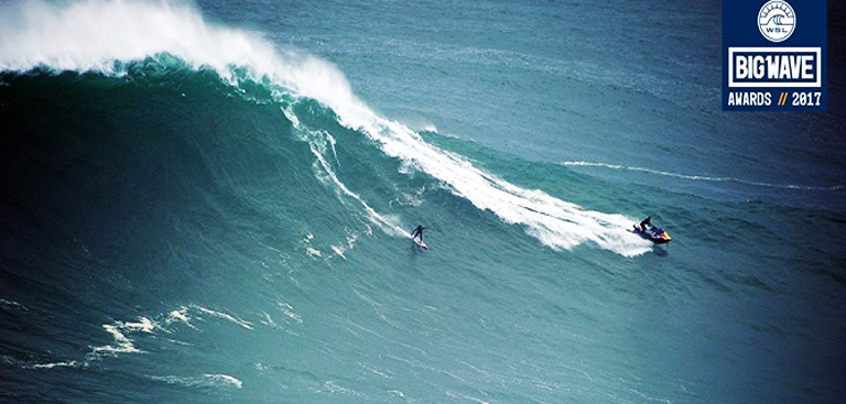 Justine Dupont s'attaque à Nazaré, la plus grosse vague du monde
