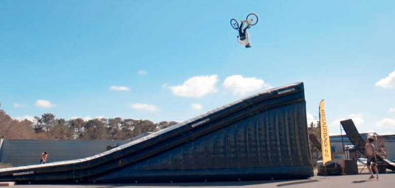Le tricks du jour : Richard Fert balance un double backflip 360 en MTB