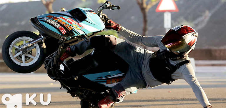 Masaru Abe, ce japonais est le roi du wheeling en scooter