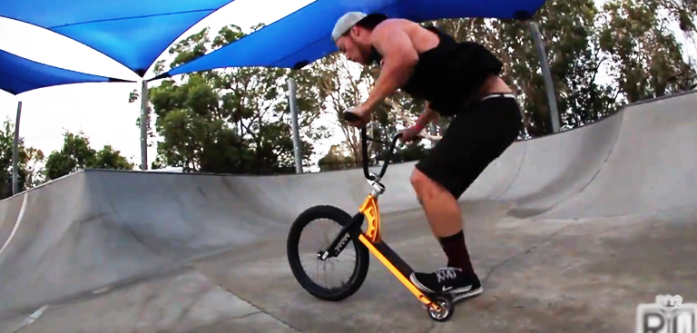 Ryan Williams ose créer un mix de bmx et de trottinette