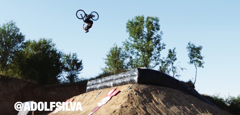 Adolf Silva signe le premier triple backflip en MTB slopestyle