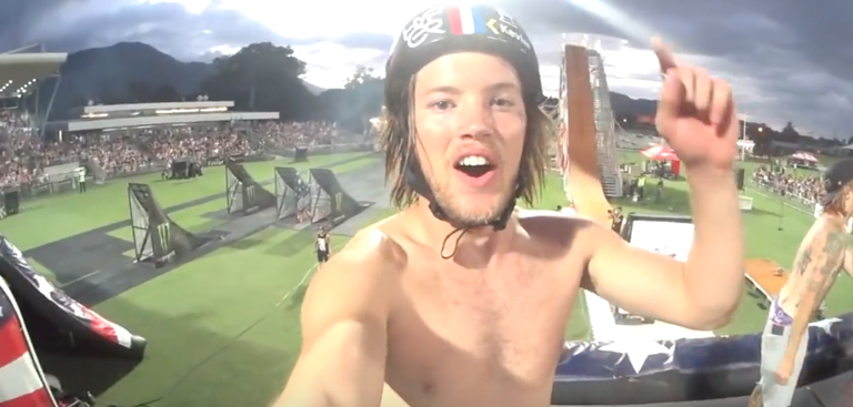 Ryan Williams annonce sa nouvelle vidéo et se met au roller