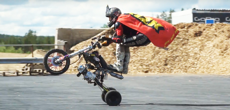 Le Stunt Freaks Team invente le super tricycle de l'extrême