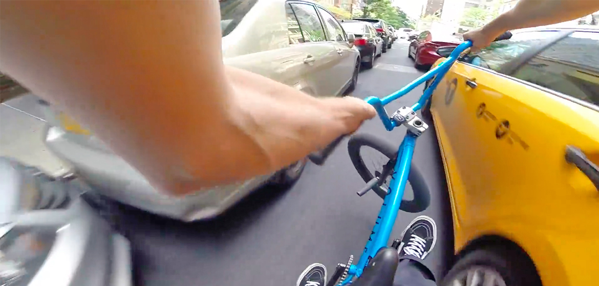 Mieux qu'un jeu vidéo, Billy Perry et sa GoPro dans les rues de NYC