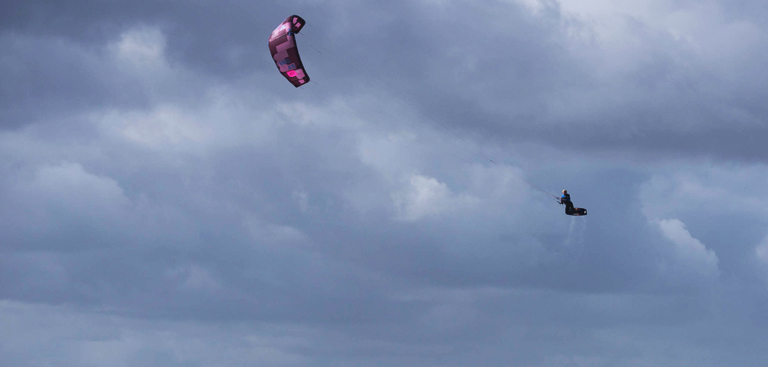Les kitesurfeurs s'envolent sur le Red Bull Megaloop Challenge