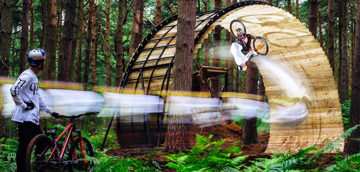 Matt Jones enchaîne les world first et un looping en pleine forêt