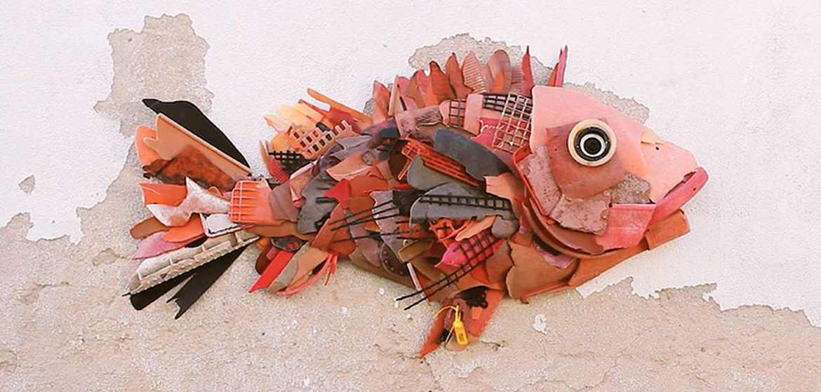 Cet artiste recycle les déchets de la plage en oeuvres d'art