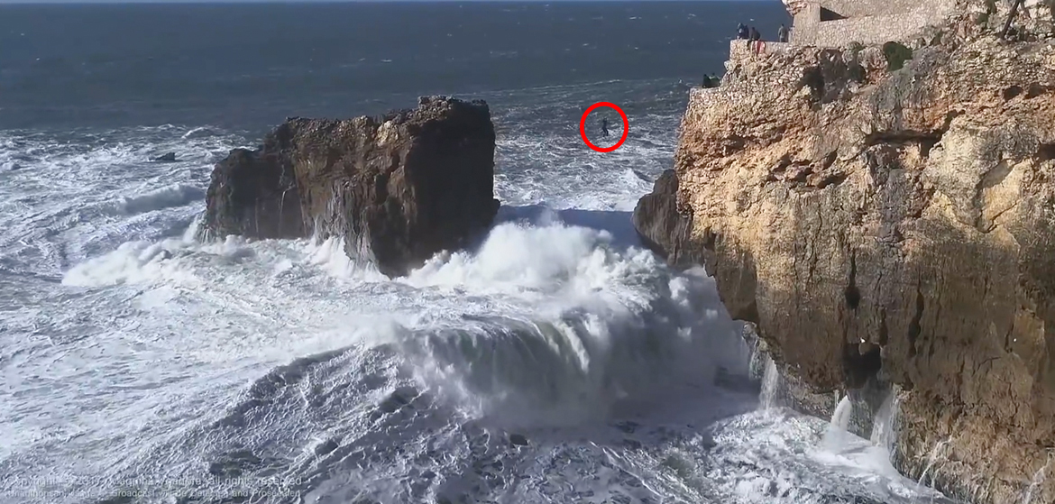 Ils traversent les vagues de Nazaré sur une HighLine