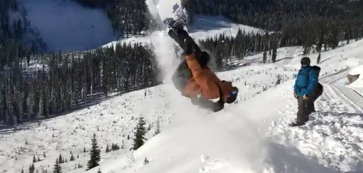 La star du surf John John Florence envoie un backflip en snowboard