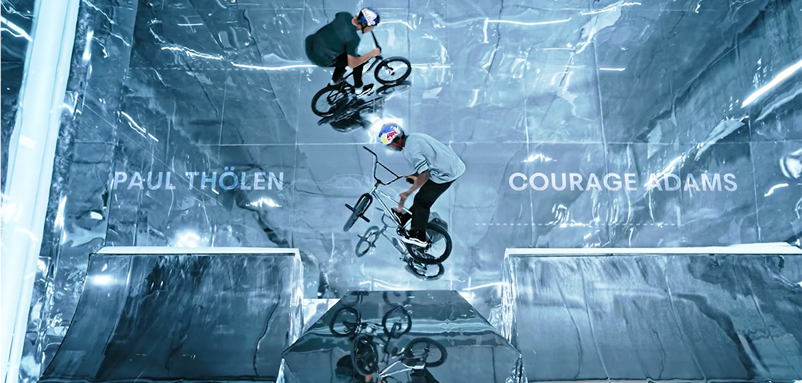 Du BMX dans un park en miroirs pour Courage Adams