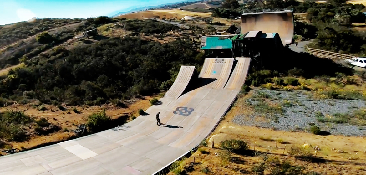 Vu du ciel : Elliot Sloan découvre la méga rampe du skateur Bob Burnquist