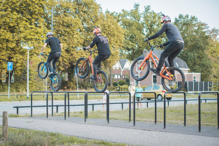 Immersion dans le van gigantesque du rideur Danny MacAskill