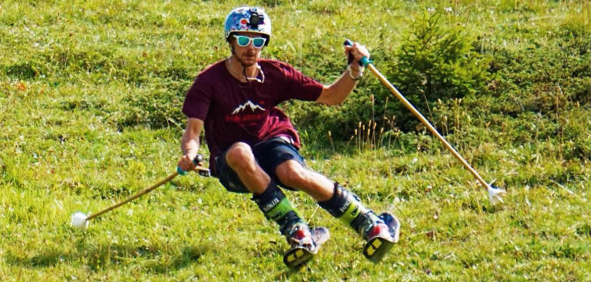 Sur le sable, les cailloux, l'eau et l'herbe : il skie sur toutes les ...