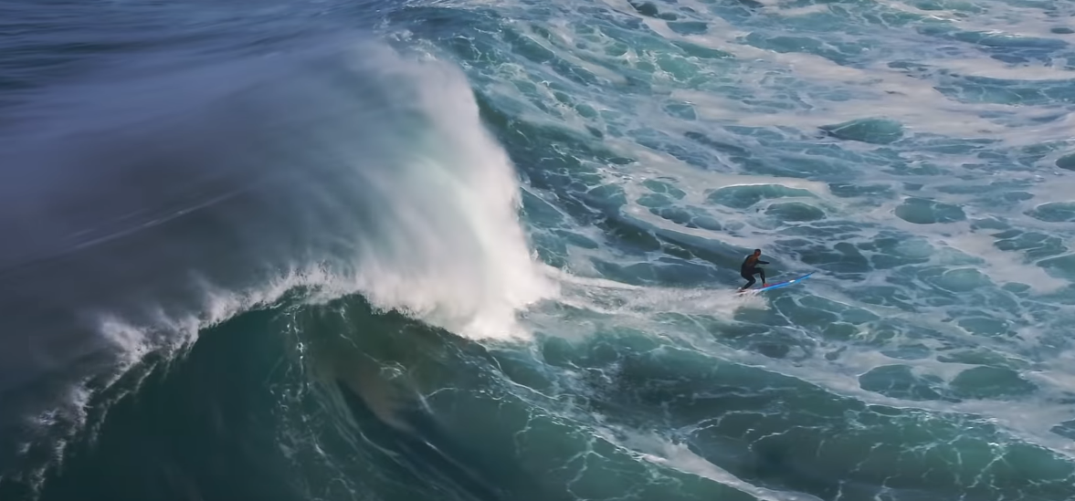 Sur la vague géante de Nazaré avec Justine Dupont