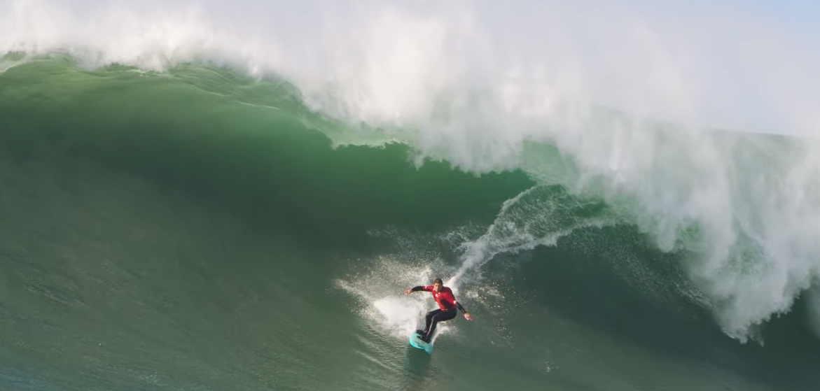 La vague géante de Mavericks s'est réveillée