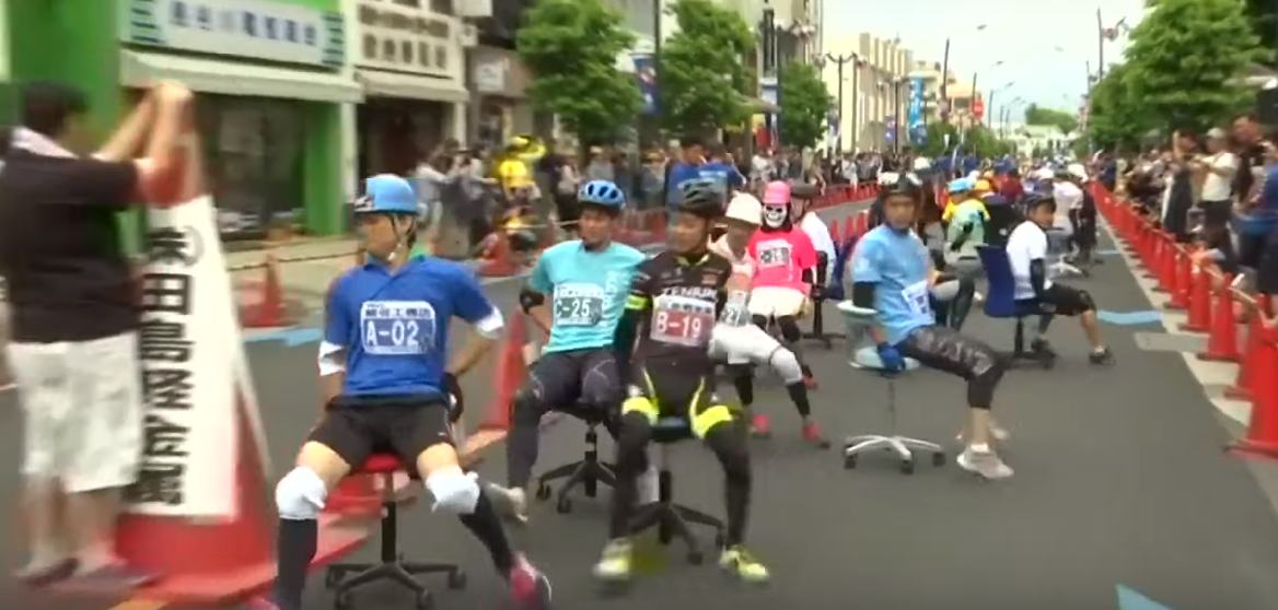 WTF : Une course de chaises de bureau au Japon