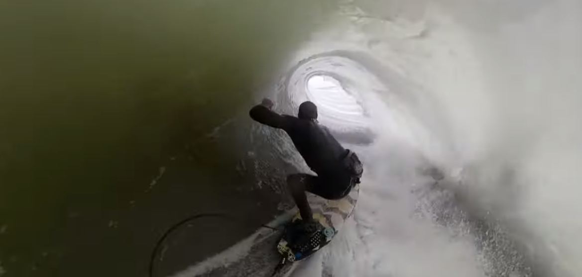 Il surfe un barrel de 90 secondes à Skeleton Bay