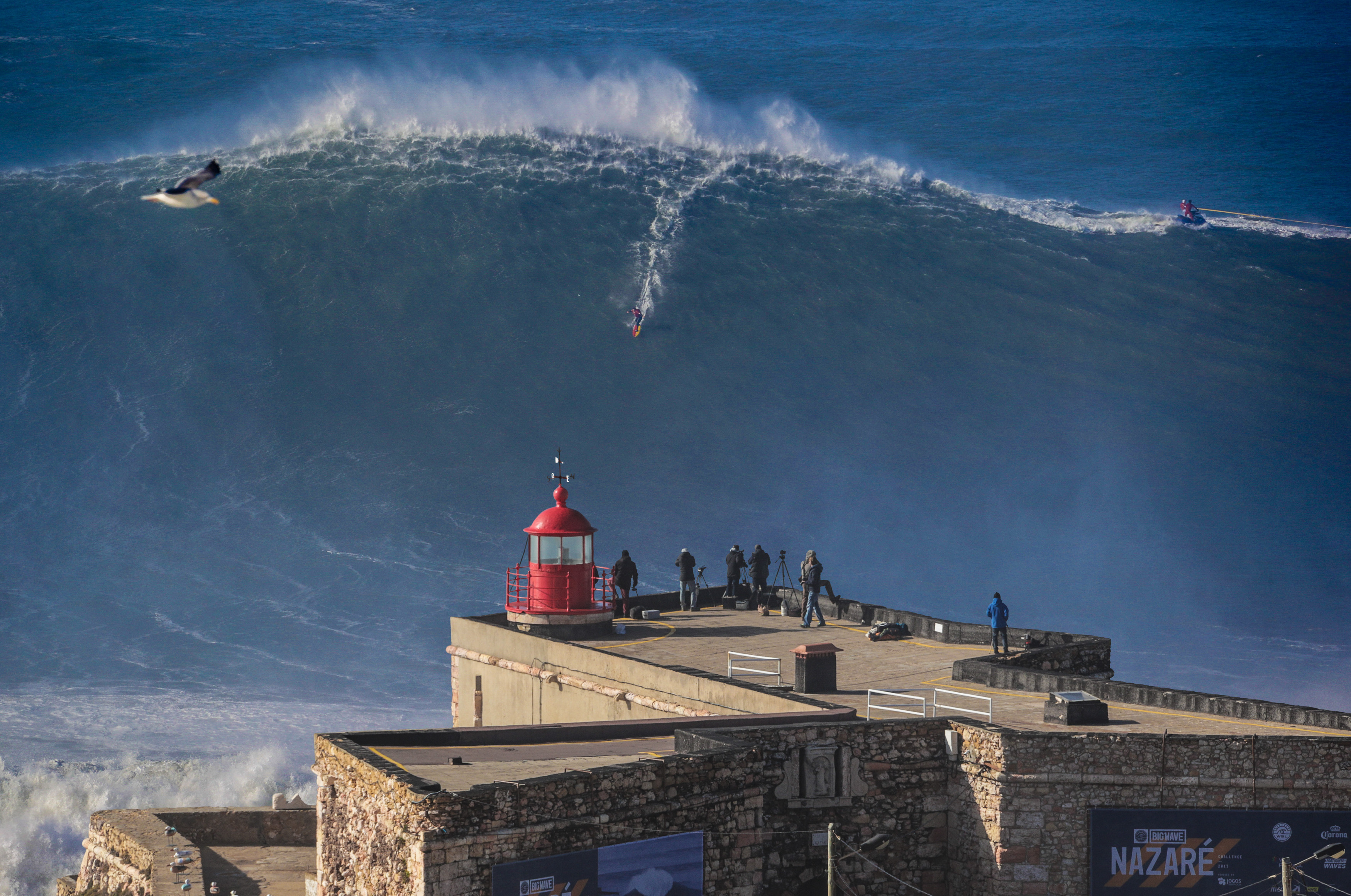 Big wawes in Nazare - The Rider Post