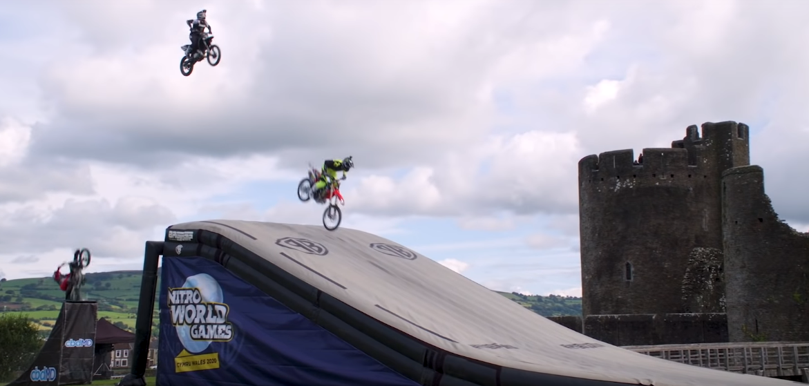 World first : Trois riders FMX en double backflip