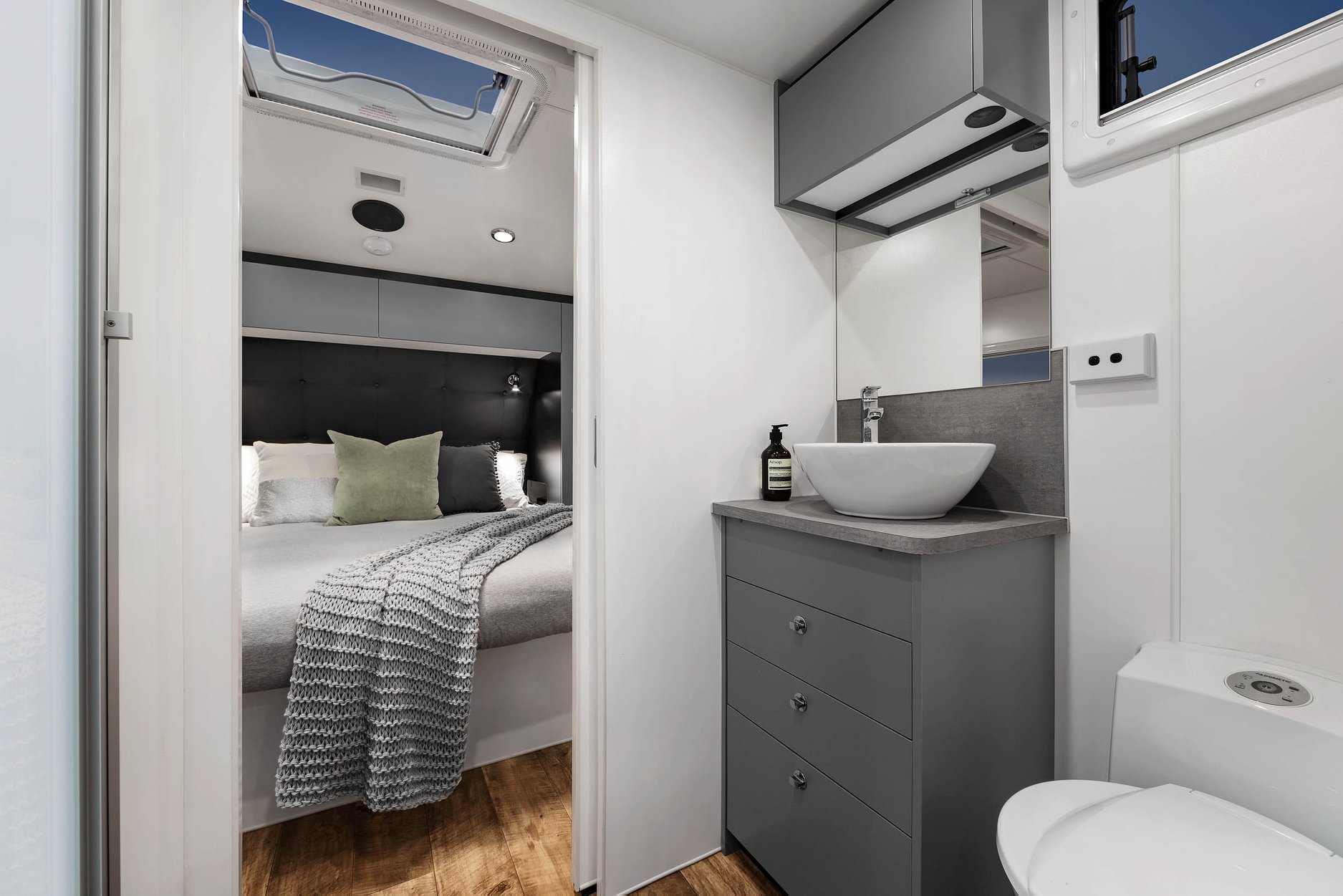 Une caravane en mode luxe et tout-terrain