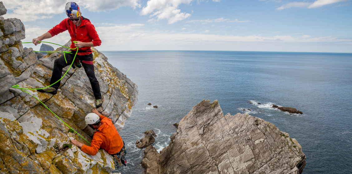 Escalade extrême sur les stacks de la côte irlandaise