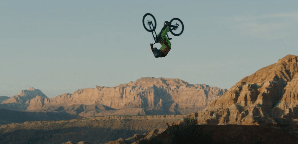 World first : Le frontflip crankflip de Jaxson Riddle