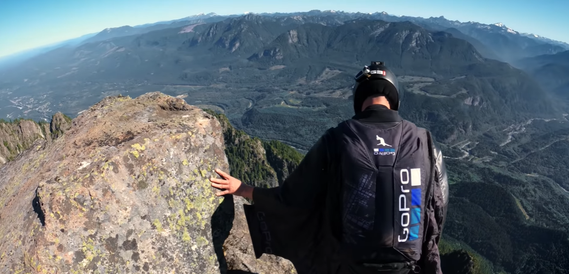 Vidéo : Le sublime vol de Jeb Corliss en wingsuit