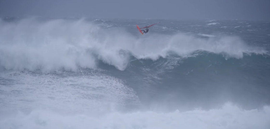 Tempête Bella : Session XXL pour trois windsurfeurs au Pays basque