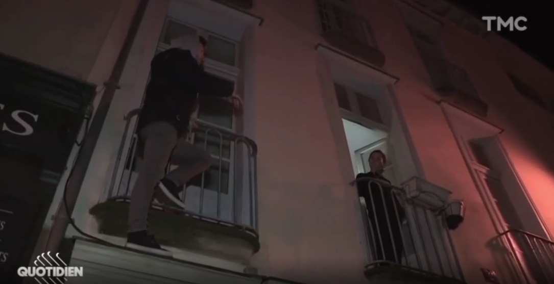 Le Wizzy Gang éteint les enseignes lumineuses devant les caméras de ...