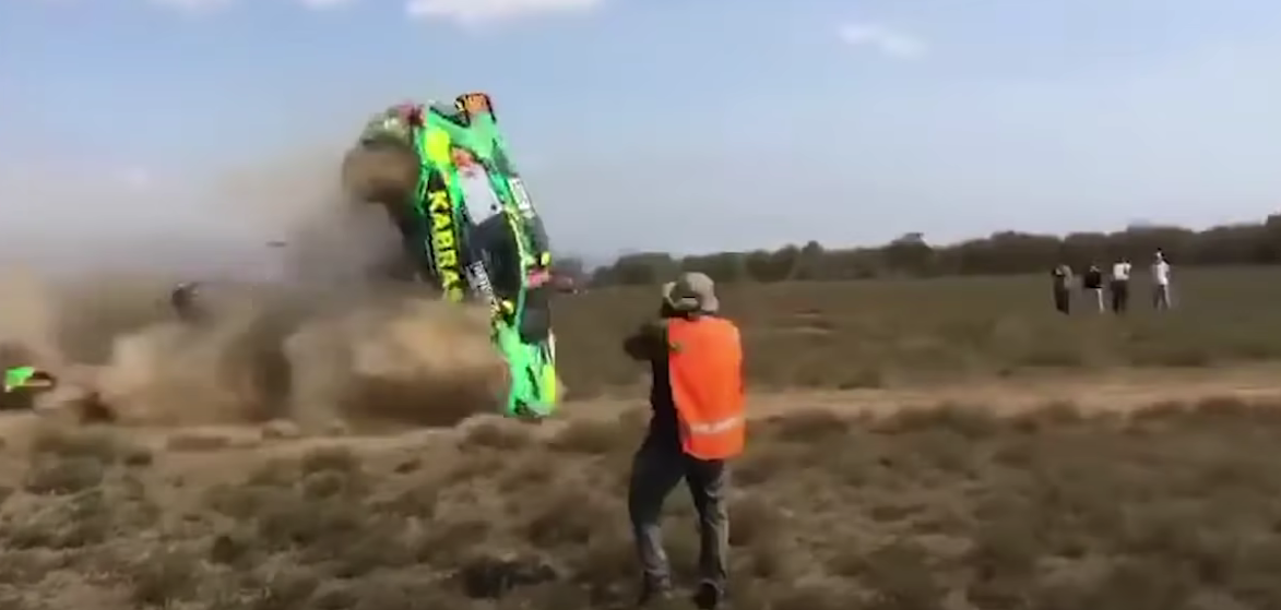 Vidéo : le gros crash de Tejveer Rai sur le rallye du Kenya
