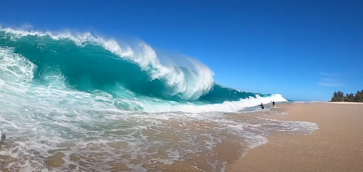 Vidéo : Les sublimes images d’un shore break hawaïen au ralenti