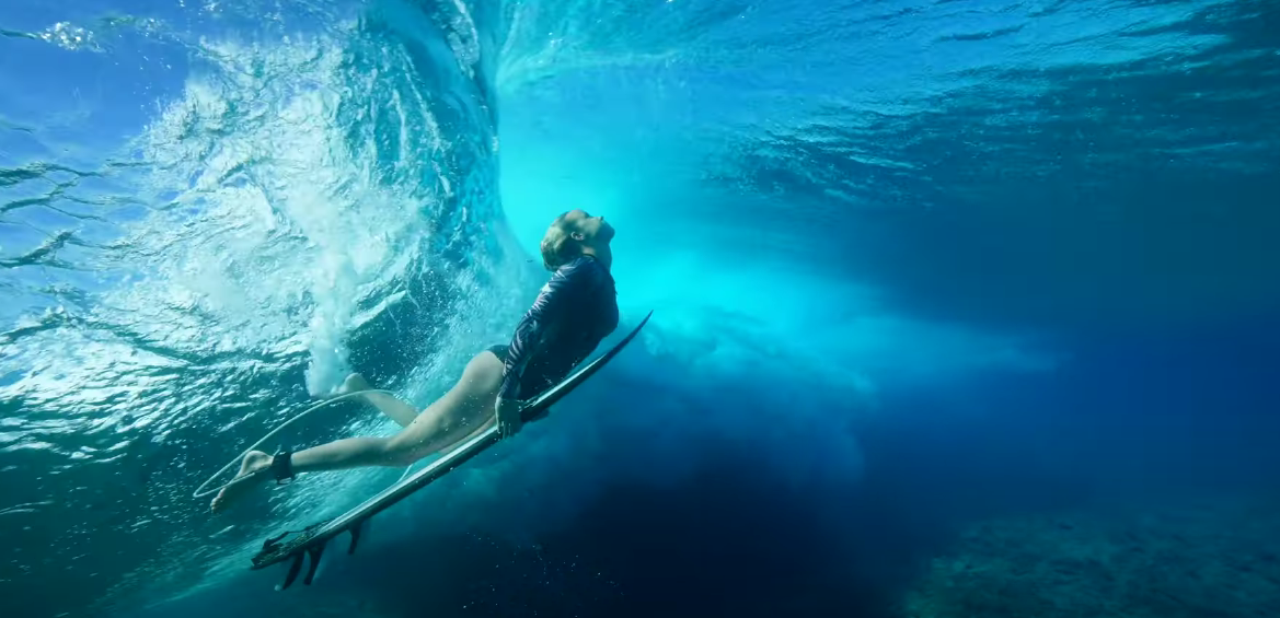 Vidéo : Aelan Vaast et Isabella Nichols sur les vagues de Tahiti