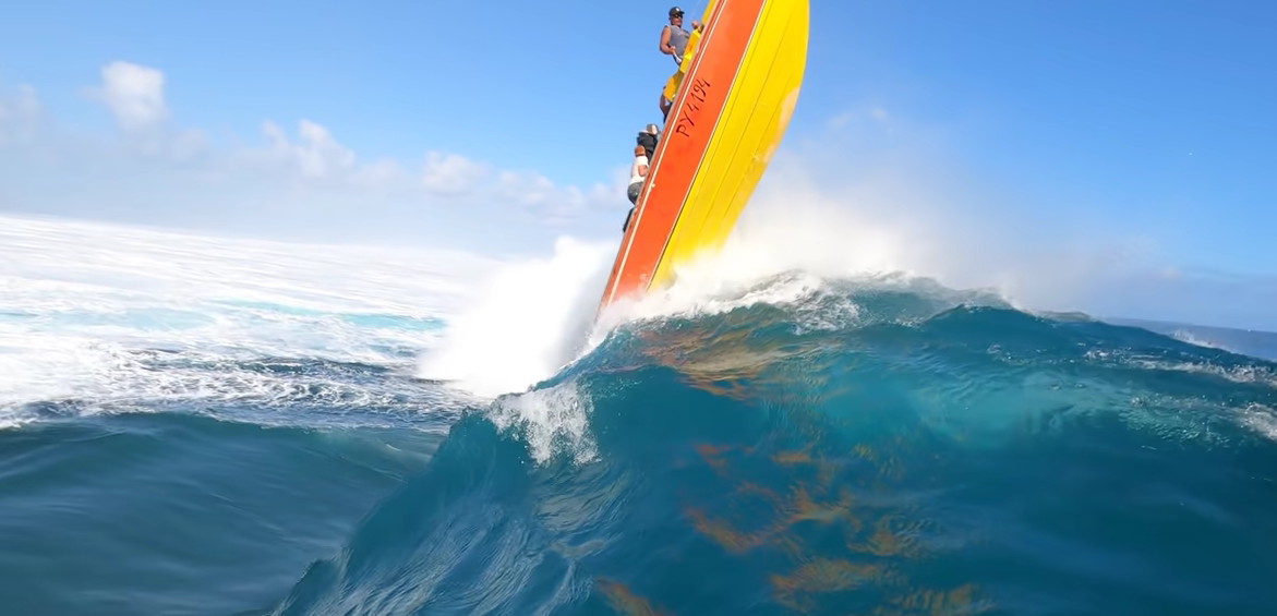 Vidéo : Quand un taxi boat se fait malmener à Teahupoo