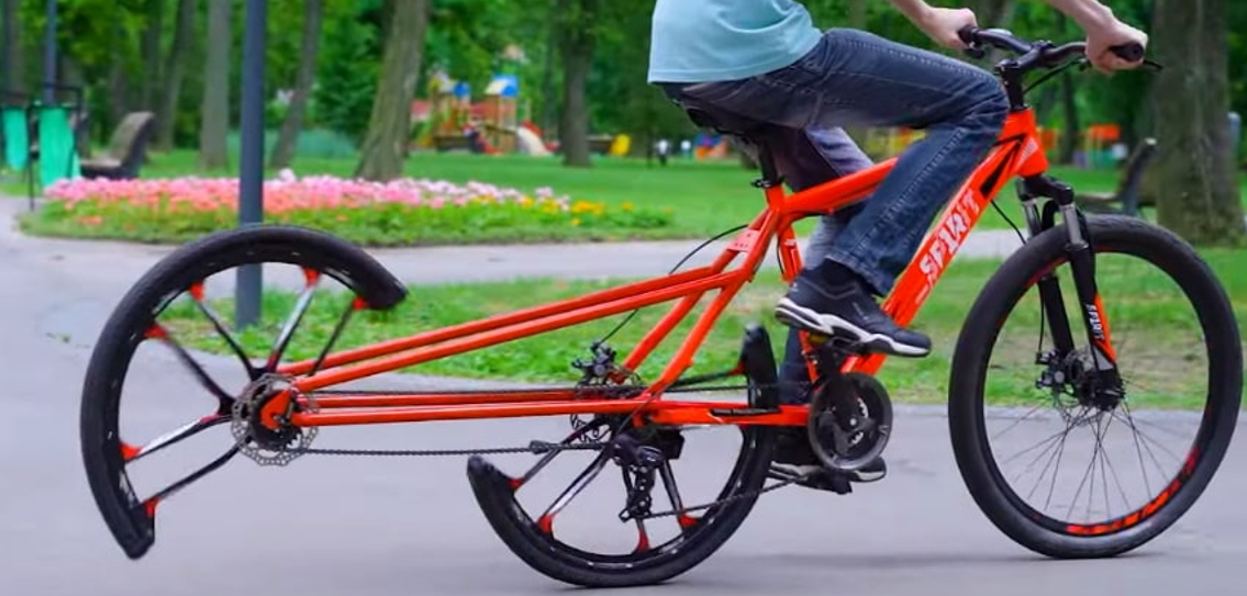 Il crée un vélo avec deux demie-roues